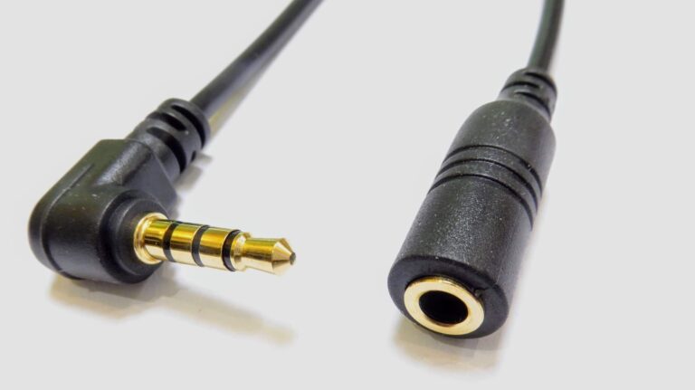 3.5mm TRS to TRRS Microphone Adapter - micbooster.com
